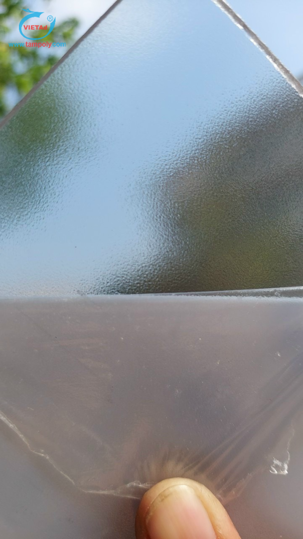 Bảng Giá Tấm Poly Đặc Ruột Lấy Sáng Chính Hãng Chi Tiết